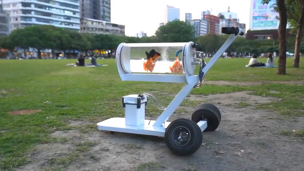 YouTuber Builds a Custom Fish Tank Pram for His Pet Goldfish – Your ...