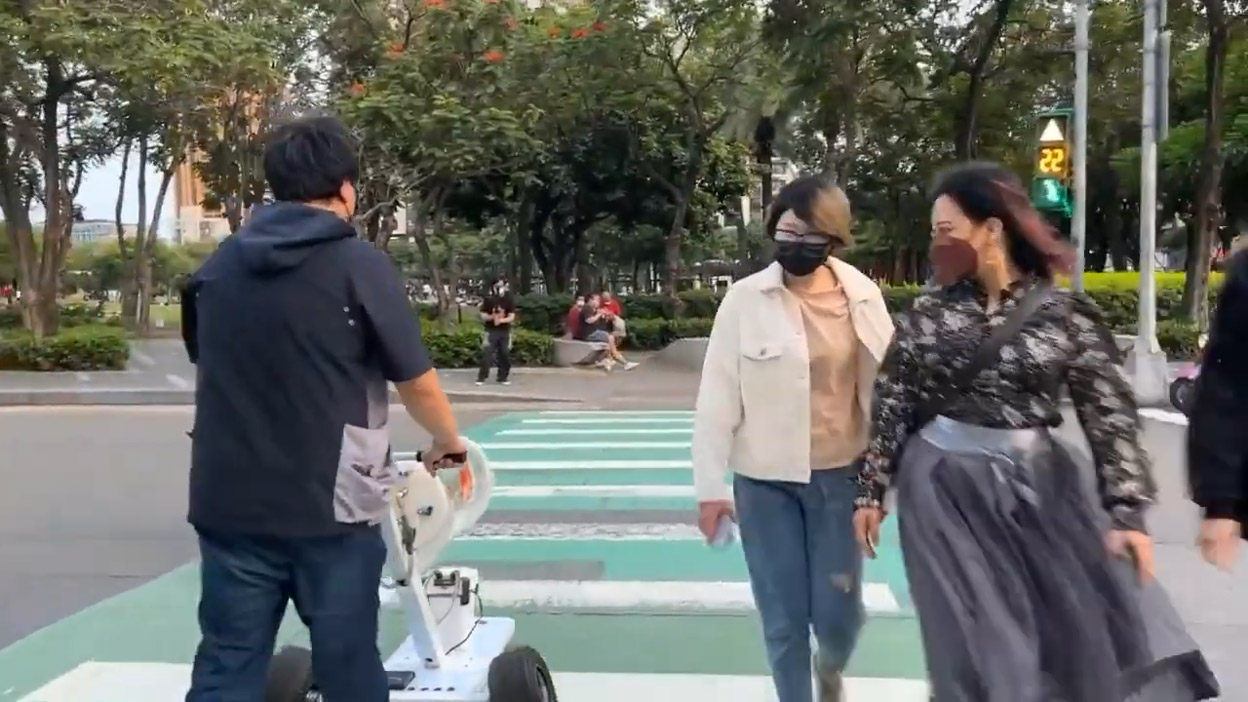 YouTuber Builds a Custom Fish Tank Pram for His Pet Goldfish – Your ...