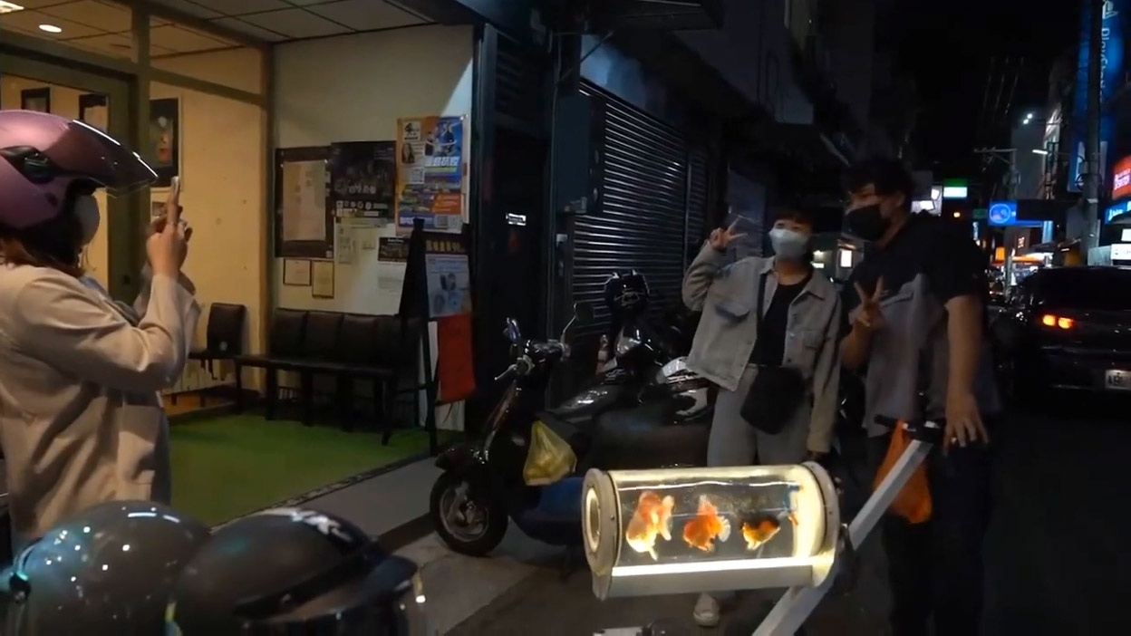 YouTuber Builds a Custom Fish Tank Pram for His Pet Goldfish – Your ...