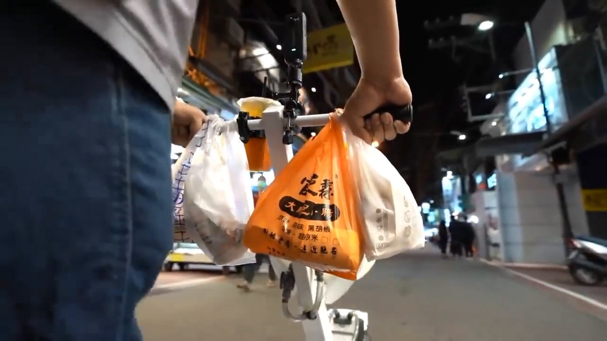 YouTuber Builds a Custom Fish Tank Pram for His Pet Goldfish – Your ...